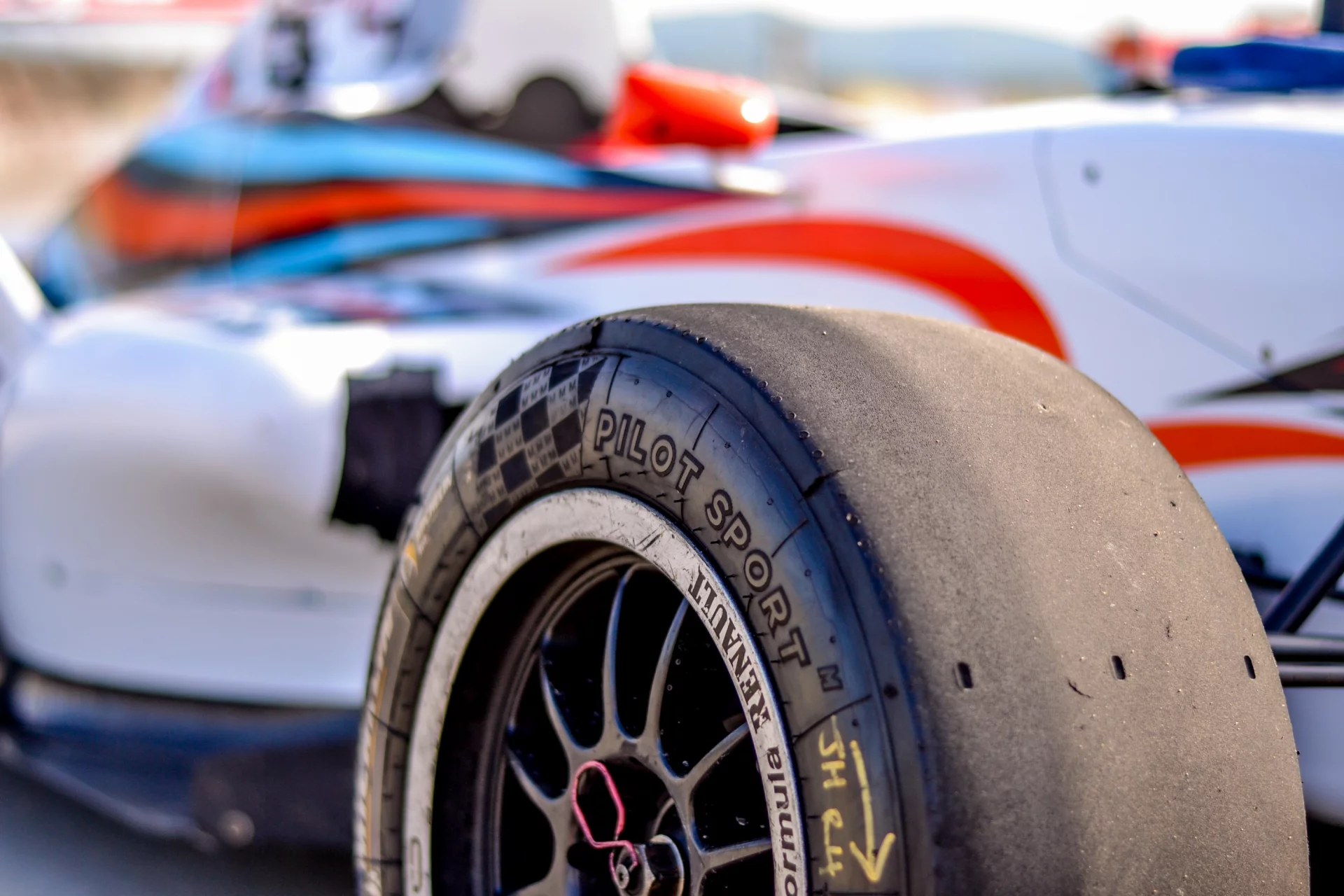 Jízda ve formuli na Masarykově okruhu | Dokonalý Zážitek