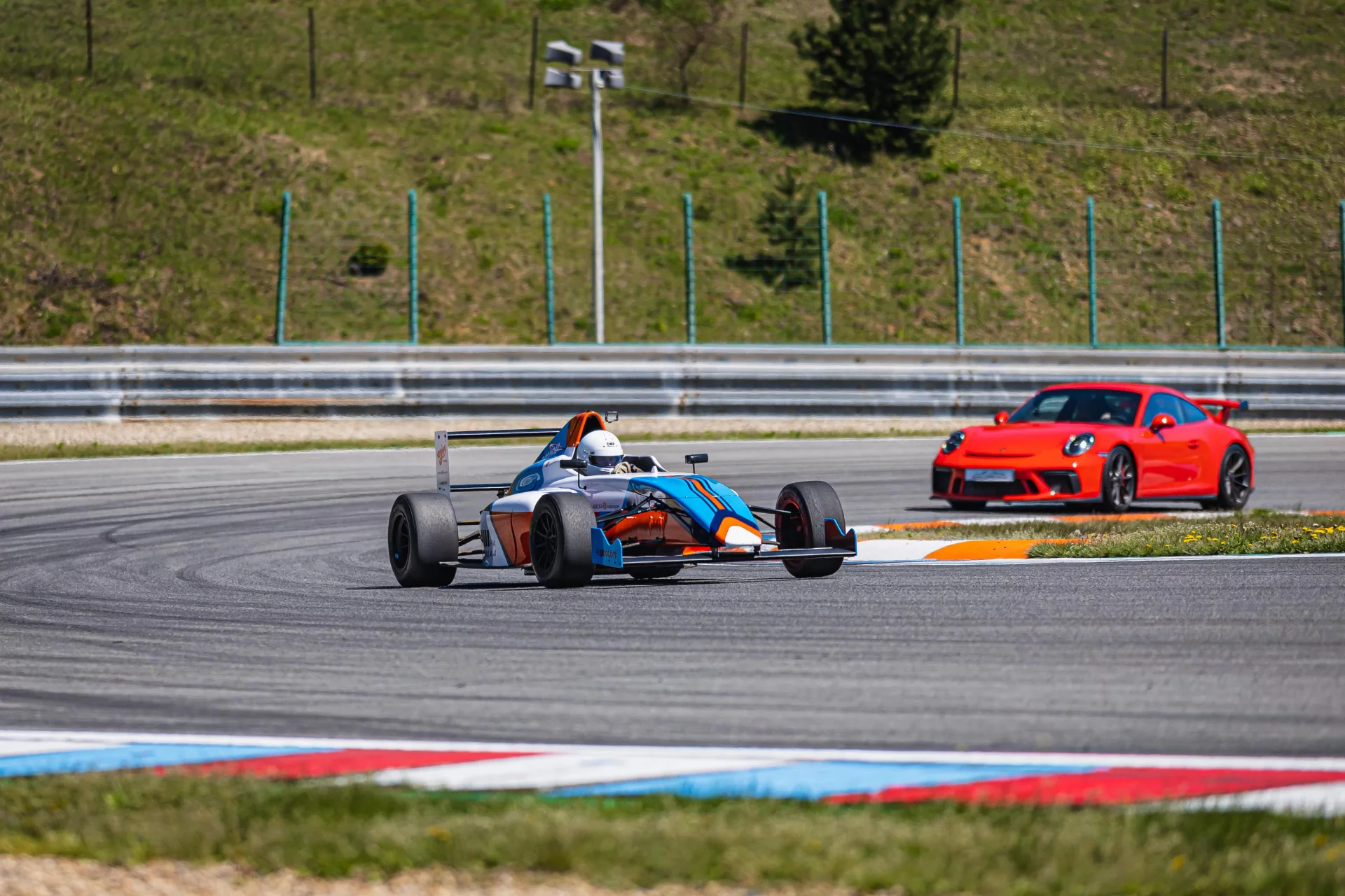 Jízda ve formuli na Masarykově okruhu | Dokonalý Zážitek